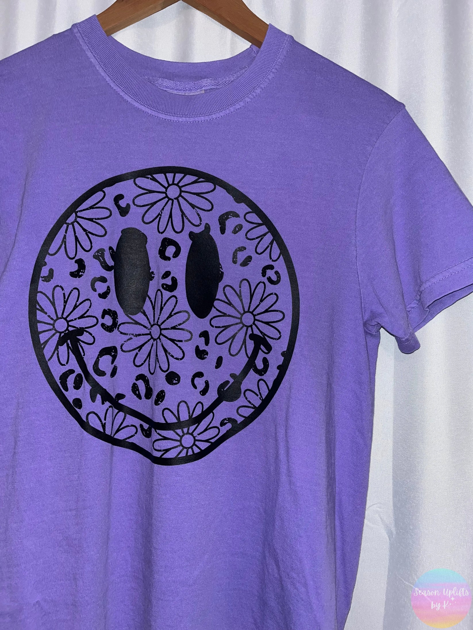 Keep Smiling Violet T-shirt – Season Uplifts by K